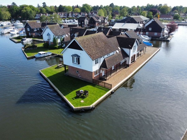 Sandringham Cottage, Waterside Holiday Cottage in The Norfolk Broads ...