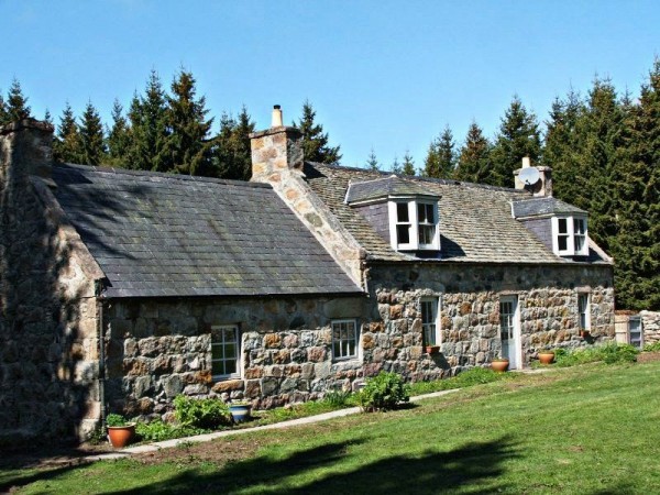 Torranbuie Farmhouse, Dog Friendly Farmhouse in The Cairngorms, Sleeps 6