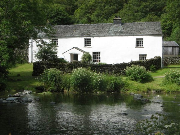 Longthwaite Farmhouse, Waterside Farmhouse in The Lake District, Sleeps 9