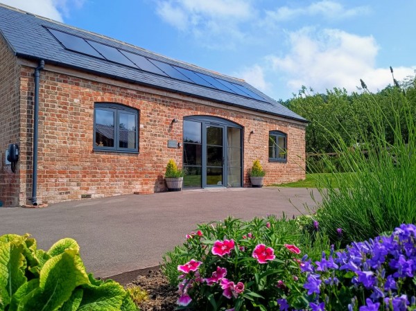 Granary Barn, Dog Friendly Barn in The Cotswolds, Sleeps 4, On A Farm