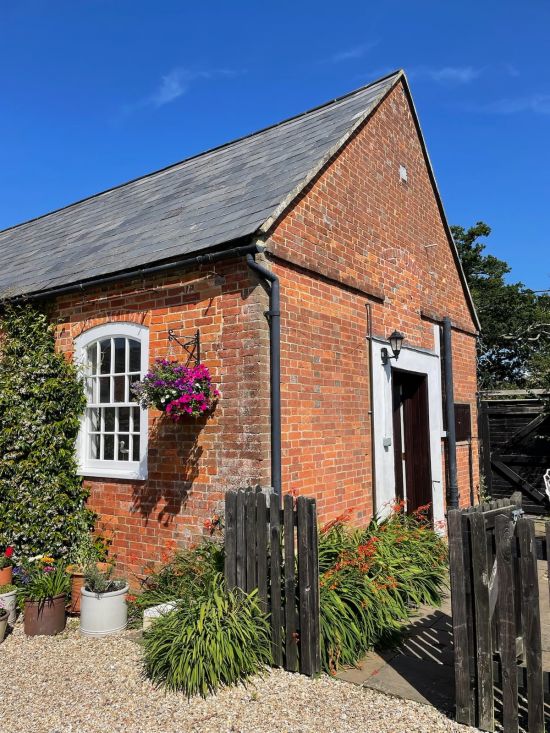 Chapel End, Dog Friendly Cottage in The New Forest, Sleeps 2